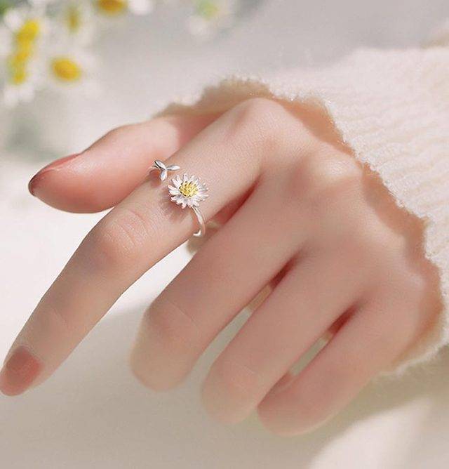 Daisy Flower Ring - Dewdrops & Vines